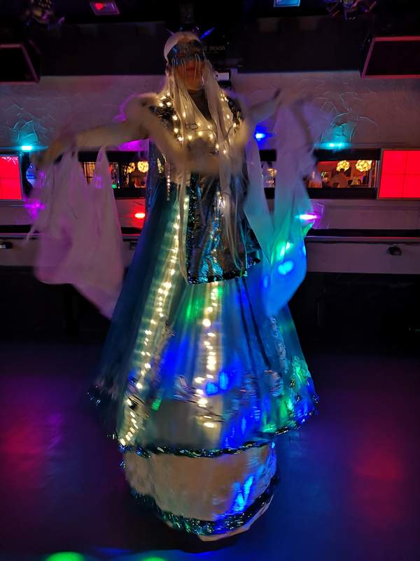 Walkacts: Stelzen und Lichtshow